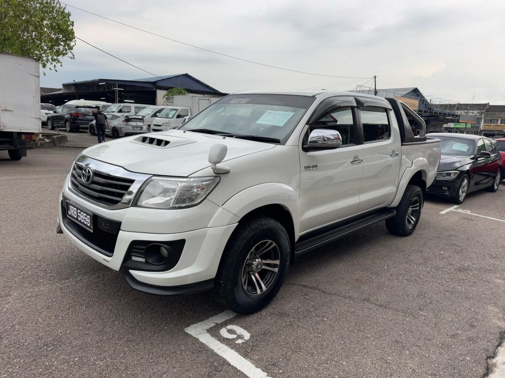 2015 TOYOTA HILUX TRD 2.5AT 4X4 - Genius Outlook